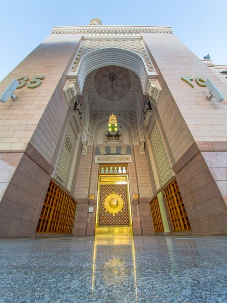 One of the gates of the Prophet's Mosque. • The Middle Frame • Arab ...