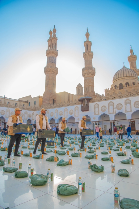 Ramadan Iftar at Al-Azhar Mosque in Cairo. • The Middle Frame • Arab ...