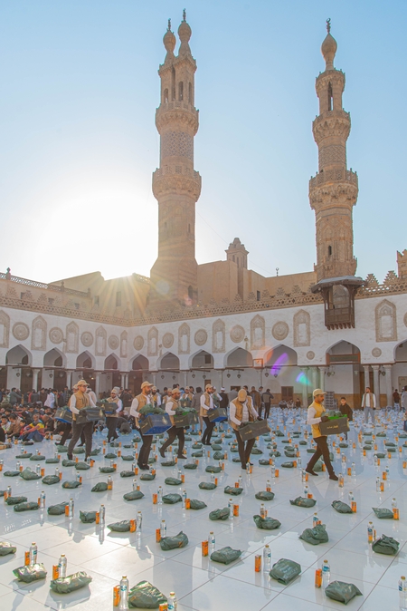 Ramadan Iftar at Al-Azhar Mosque in Cairo. • The Middle Frame • Arab ...